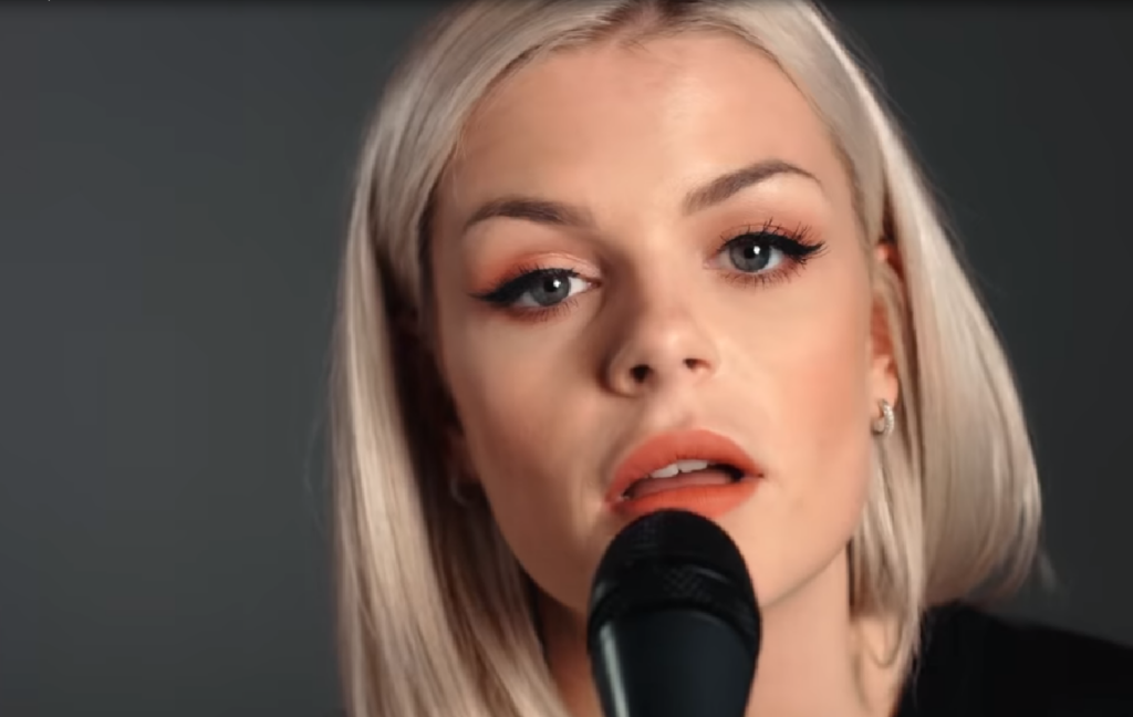 Davina Michelle laat voorgevel eruit kletteren in 'gedurfde' outfit op ...