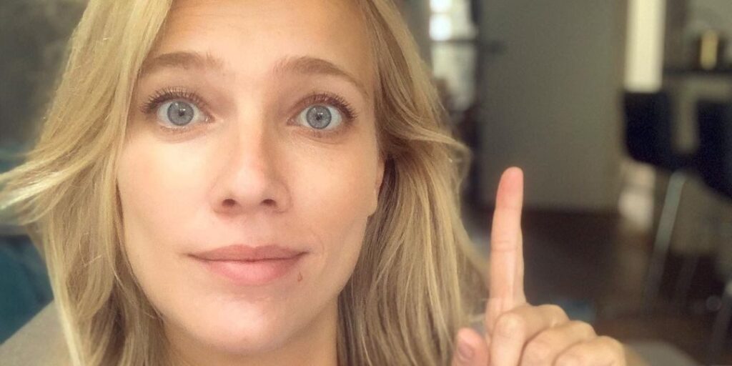 FOTO: Jennifer Hoffman uit de kleren voor haar stemadvies: ‘Stem groen’