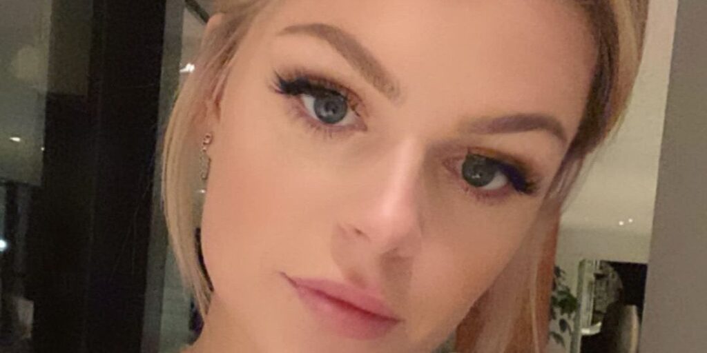 OEPS: Fan maakt stiekeme foto onder rokje van Davina Michelle