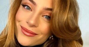 OG3NE-zangeres Amy Vol steekt Instagram in brand met bikinifoto