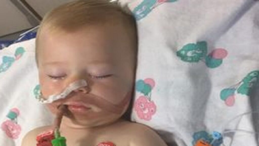 Baby in coma nadat hij in wascapsule bijt