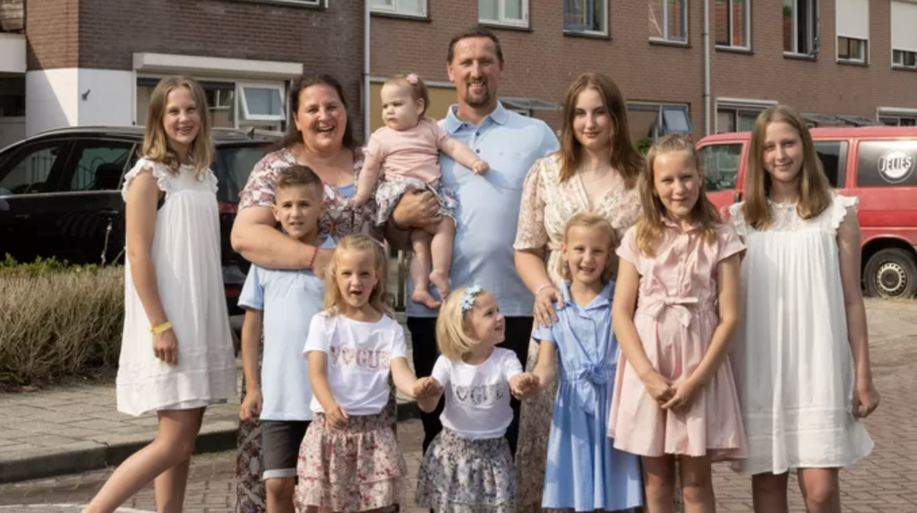 De familie Jelies van het televisieprogramma 'Een Huis Vol' vertrekt ...