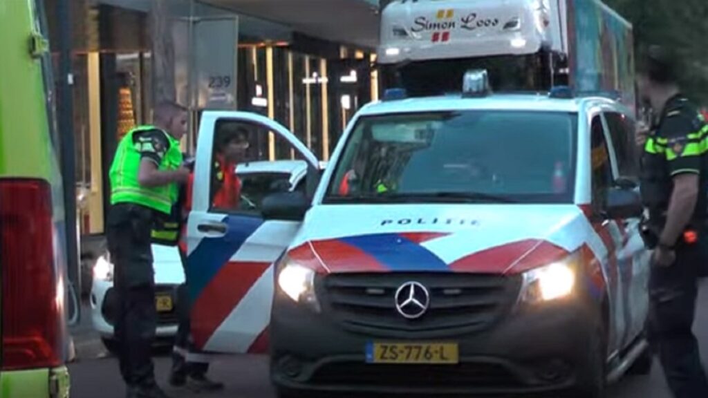 Man slaat buurvrouw met brok hout vanwege haar stinkvoeten