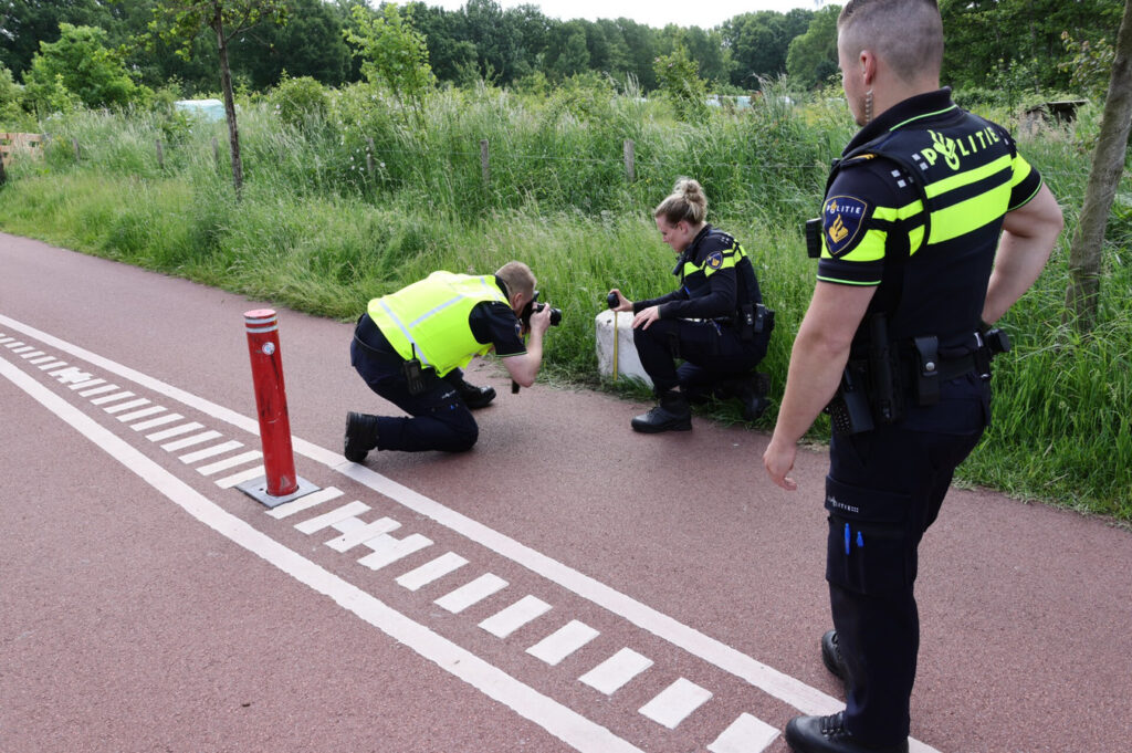 Fietsende vader en zoon aangevallen en afgetuigd door groep hangjongeren