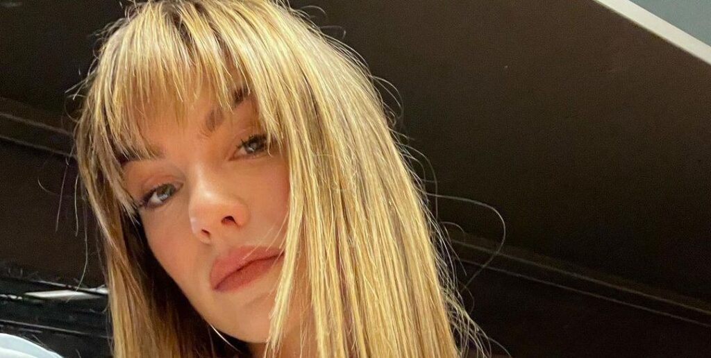 Ophef rond zangeres Maan nadat ze openlijk toegeeft te snuiven met haar vriend: 'Iedereen doet ...