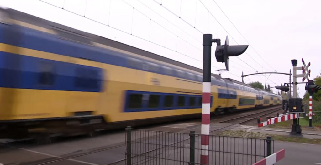 Vader duwt al zijn kinderen onder de trein: 3 kinderen d00d