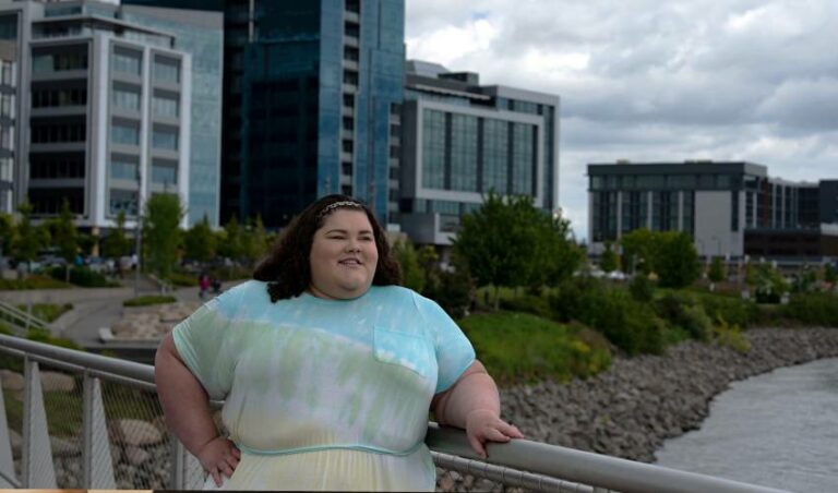 Jaelynn (26) past niet in een vliegtuigstoel en eist dus de hele rij gratis