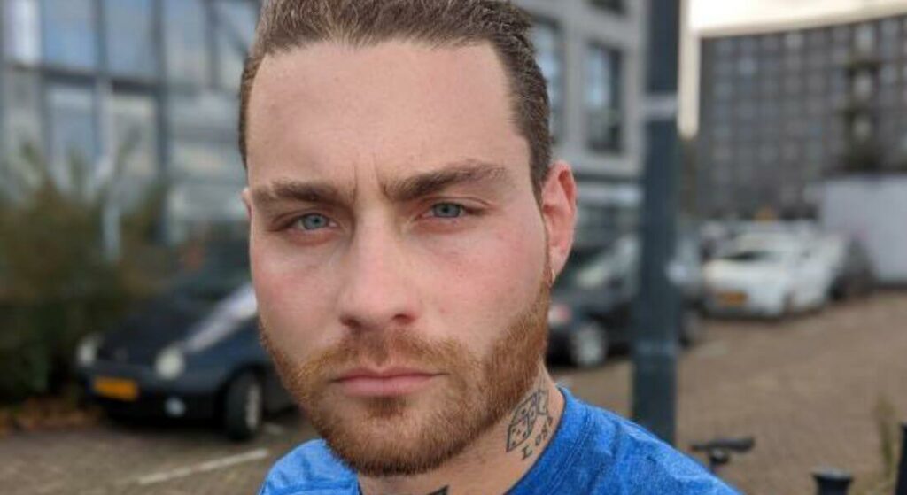 Zanger Douwe Bob komt vlak voor jaarwisseling uit de kast