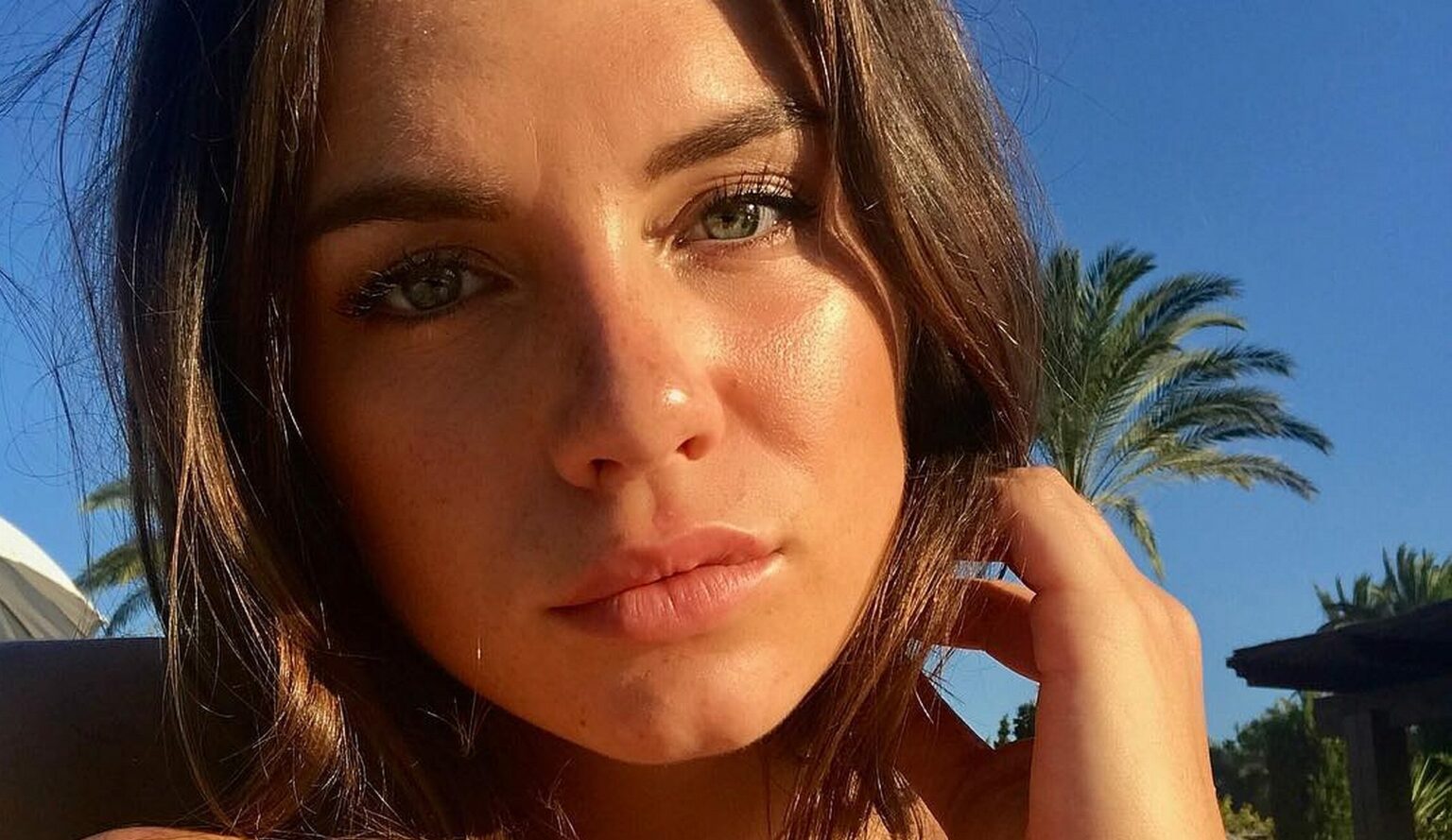 Zangeres Maan laat op podium zien wat ze in huis heeft tijdens optreden ...