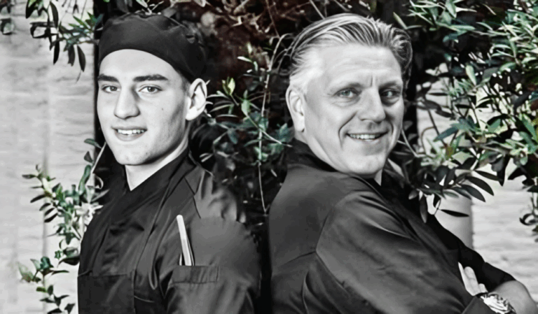 Zangeres Maan laat op podium zien wat ze in huis heeft tijdens optreden ...