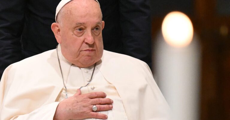 Eerste foto’s van graf paus Franciscus vrijgegeven na privébegrafenis