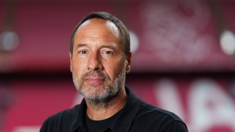 John van 't Schip intiem gespot met goede vriendin van zijn overleden ...