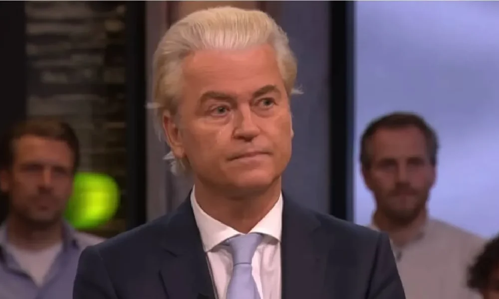 Grote ophef om bericht Geert Wilders over biddende Marokkaanse spelers