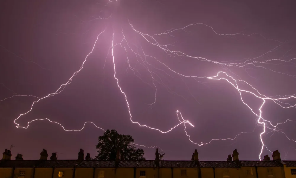 Weeralarm afgegeven voor meerdere provincies: Snelweg dicht door storm